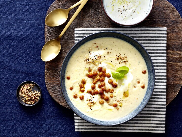 Knoblauch-Blumenkohl-Süppchen: mit Röstaromen und Crunch
